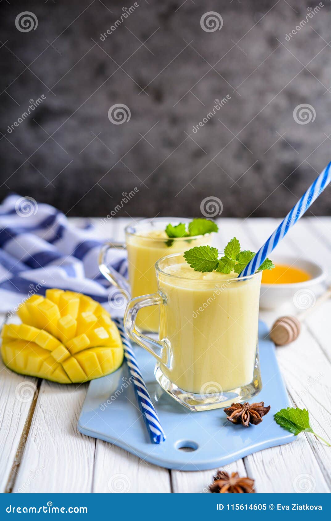 Mango Lassi - Bebida India Tradicional Del Yogur Imagen de archivo ...