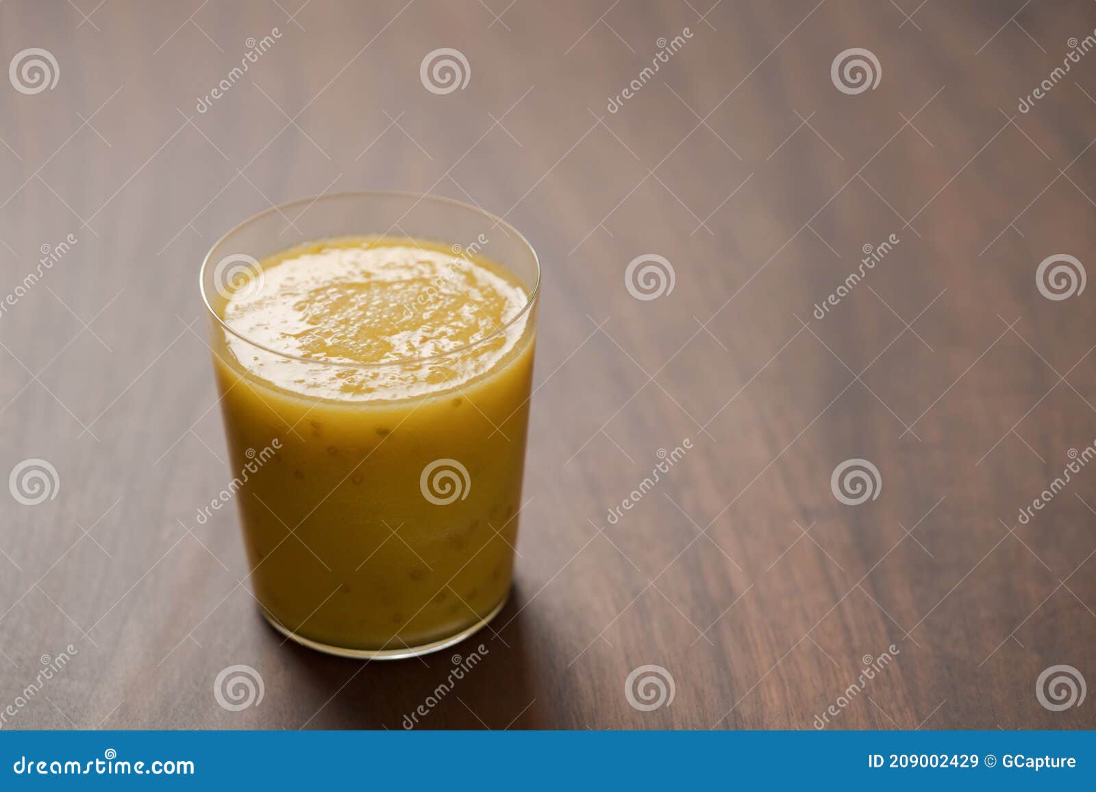 Mango Lulo Smoothie Sobre Mesa De Madera De Nogal Con Espacio De Copia ...