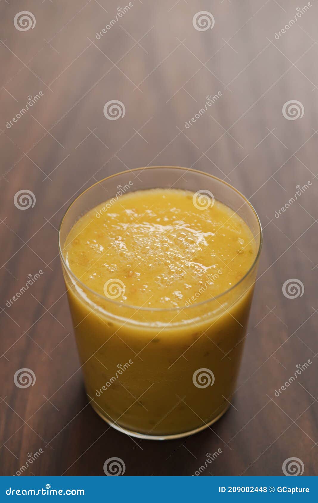 Mango Lulo Smoothie Sobre Mesa De Madera De Nogal Con Espacio De Copia ...