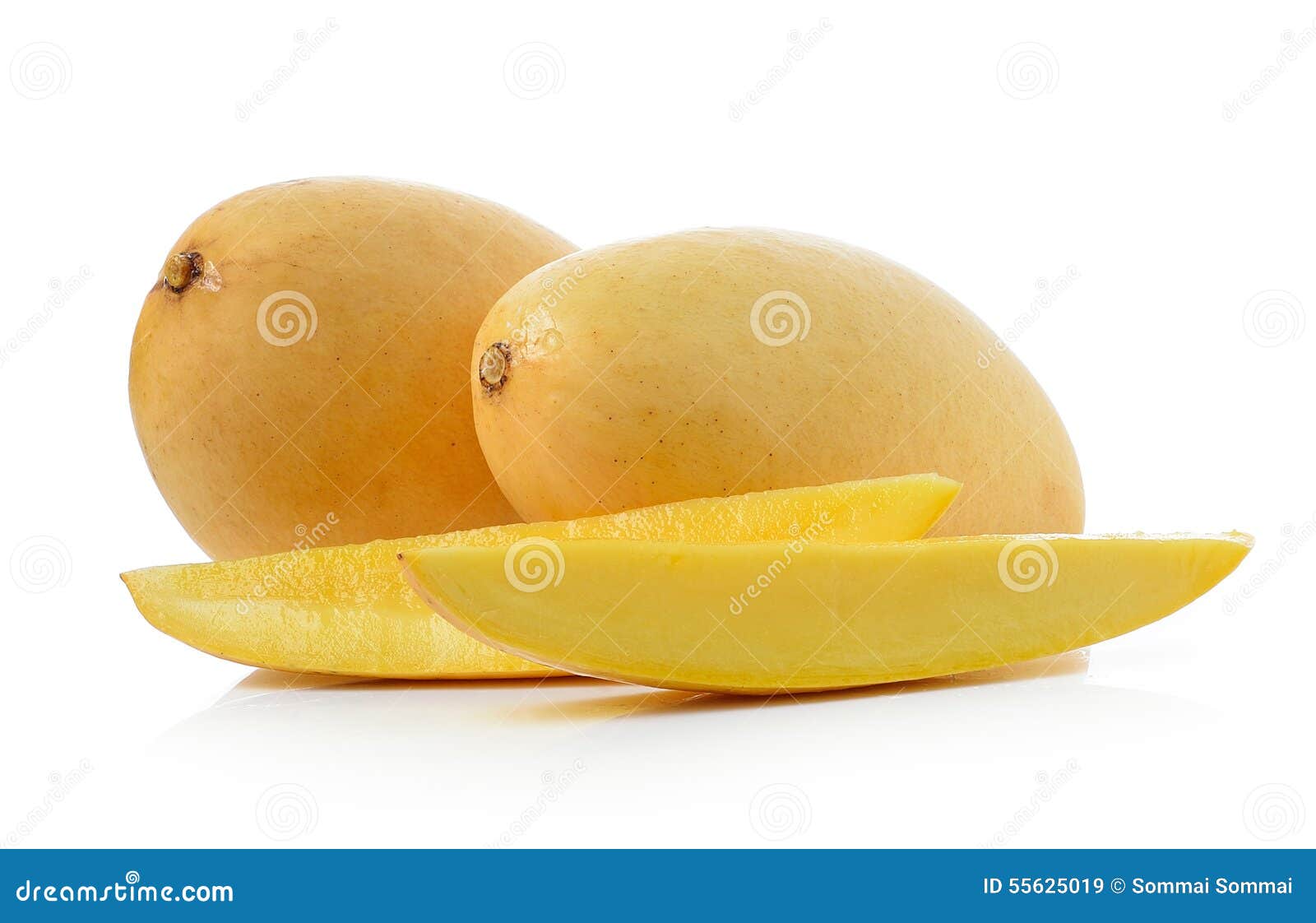 Mango Maturo Isolato Su Fondo Bianco Immagine Stock - Immagine di ...