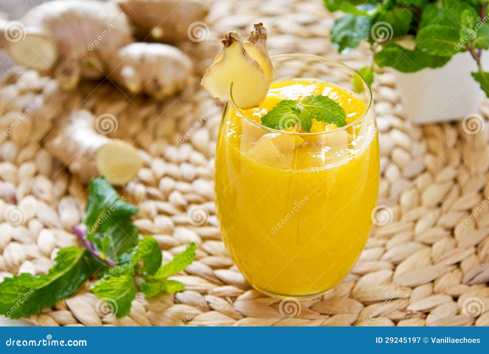 Mango met gember smoothiie stock afbeelding. Image of vers - 29245197