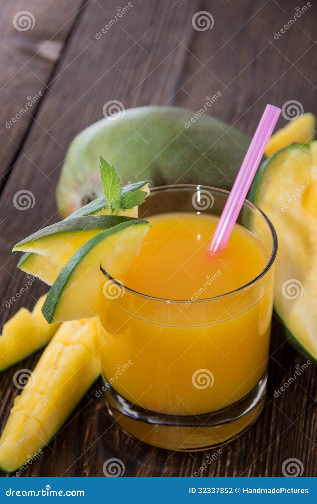 Mango Mit Saft in Einem Glas Stockfoto - Bild von fruchtig, cocktail ...