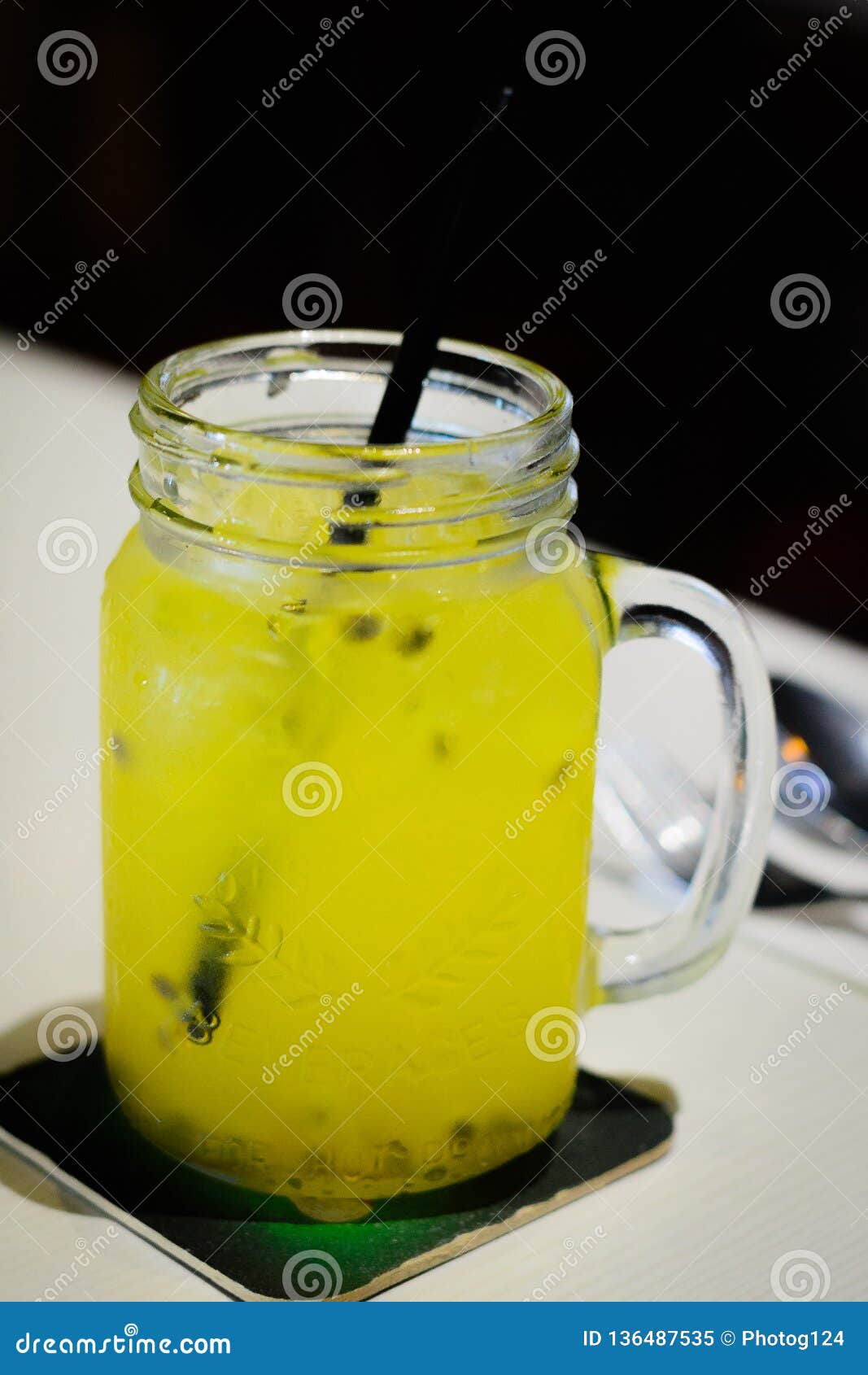 Mango Passionfruit Met Ijs in Een Groot Glas Met Stro Stock Afbeelding ...