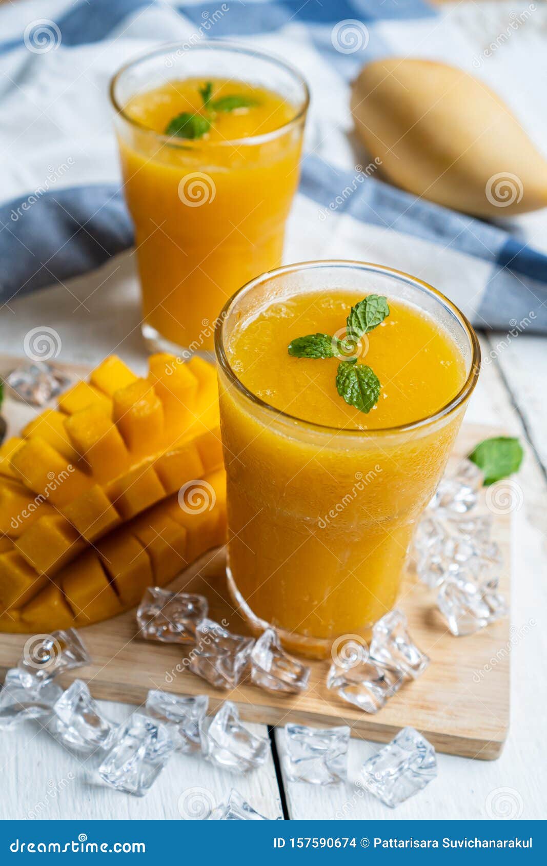 Mango Refrescante Y Sano Liso En Un Vaso Con Mango Foto de archivo ...