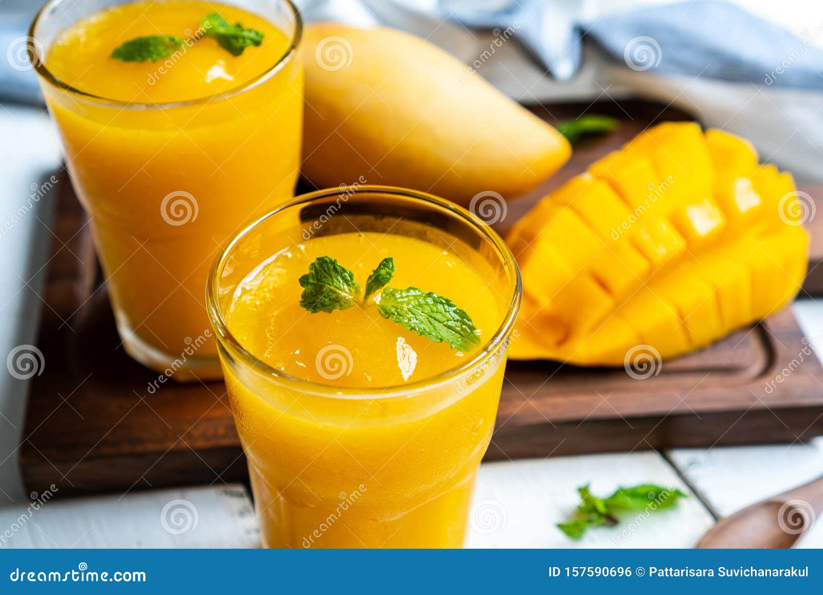 Mango Refrescante Y Sano Liso En Un Vaso Con Mango Foto de archivo ...