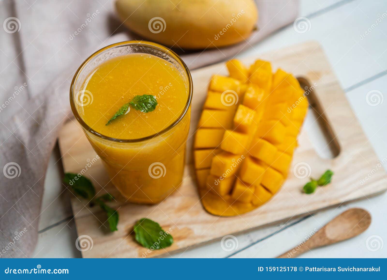 Mango Refrescante Y Sano Liso En Un Vaso Con Mango Foto de archivo ...