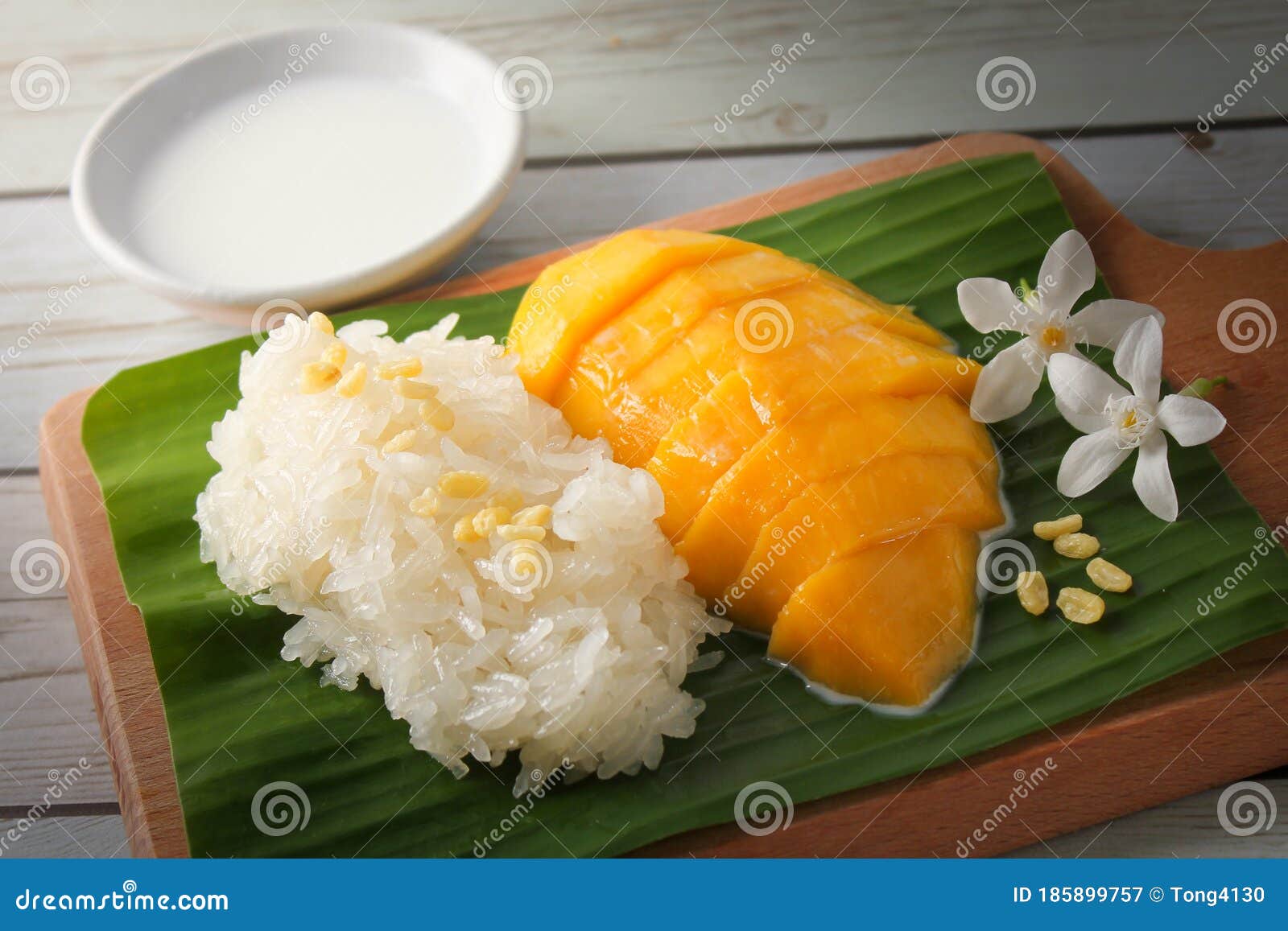 Mango Sticky Rice with Wood Tray, Thai Dessert Stock Image - Image of ...
