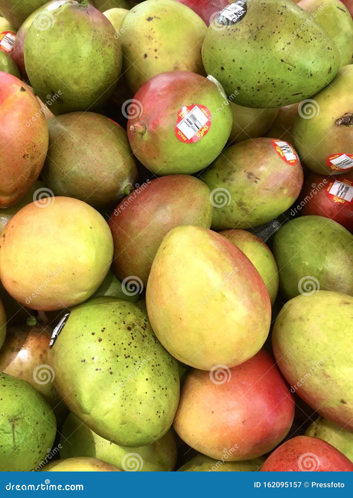 Mango in supermarket editorial photography. Image of leaf - 162095157