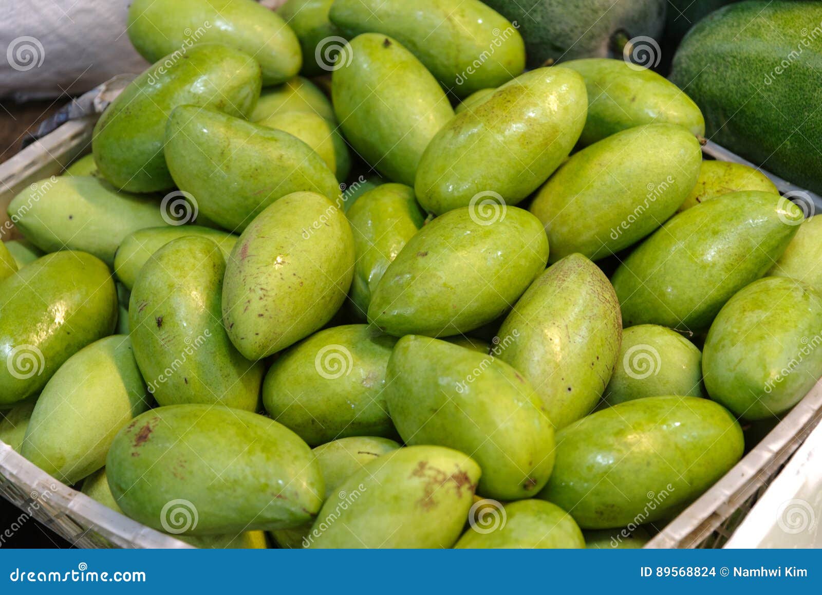 Mango Verde En El Mercado Fresco Foto de archivo - Imagen de mango ...