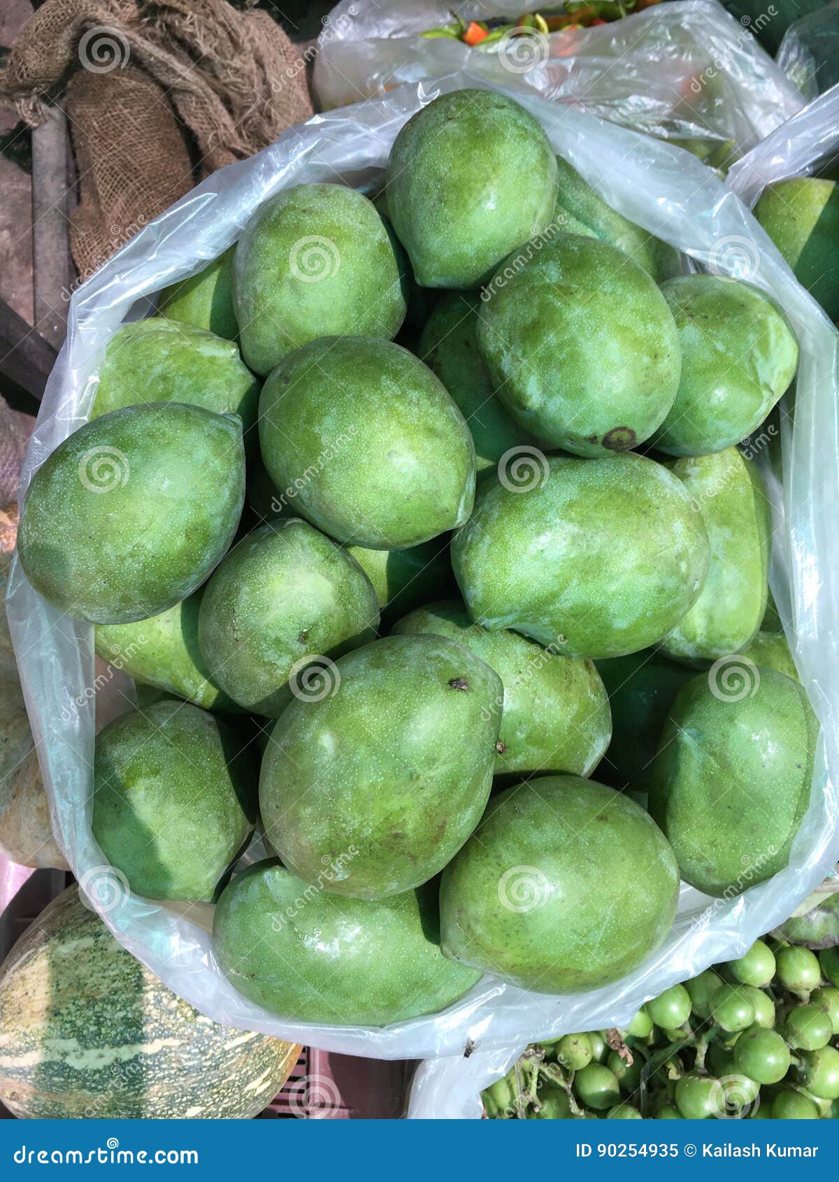 Mango verde fresco immagine stock. Immagine di alimento - 90254935