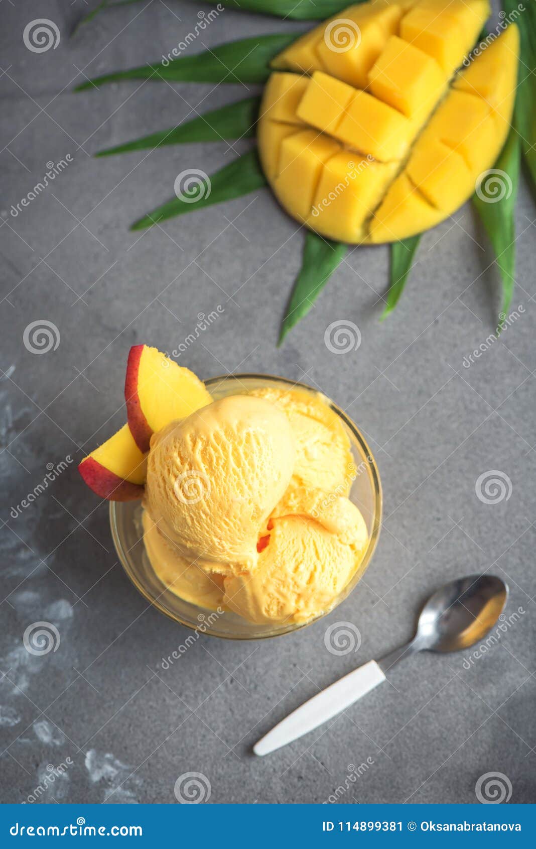Mangoglass fotografering för bildbyråer. Bild av bakgrund - 114899381