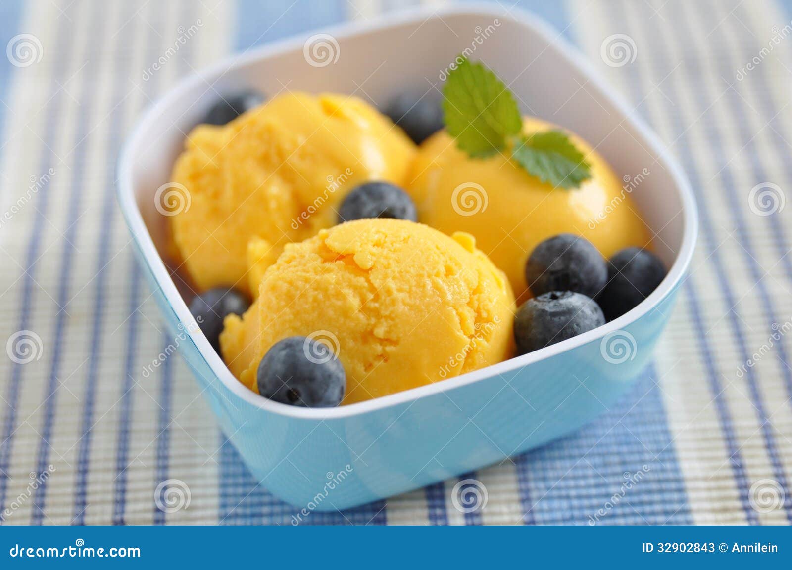 Mangoglass fotografering för bildbyråer. Bild av grupp - 32902843