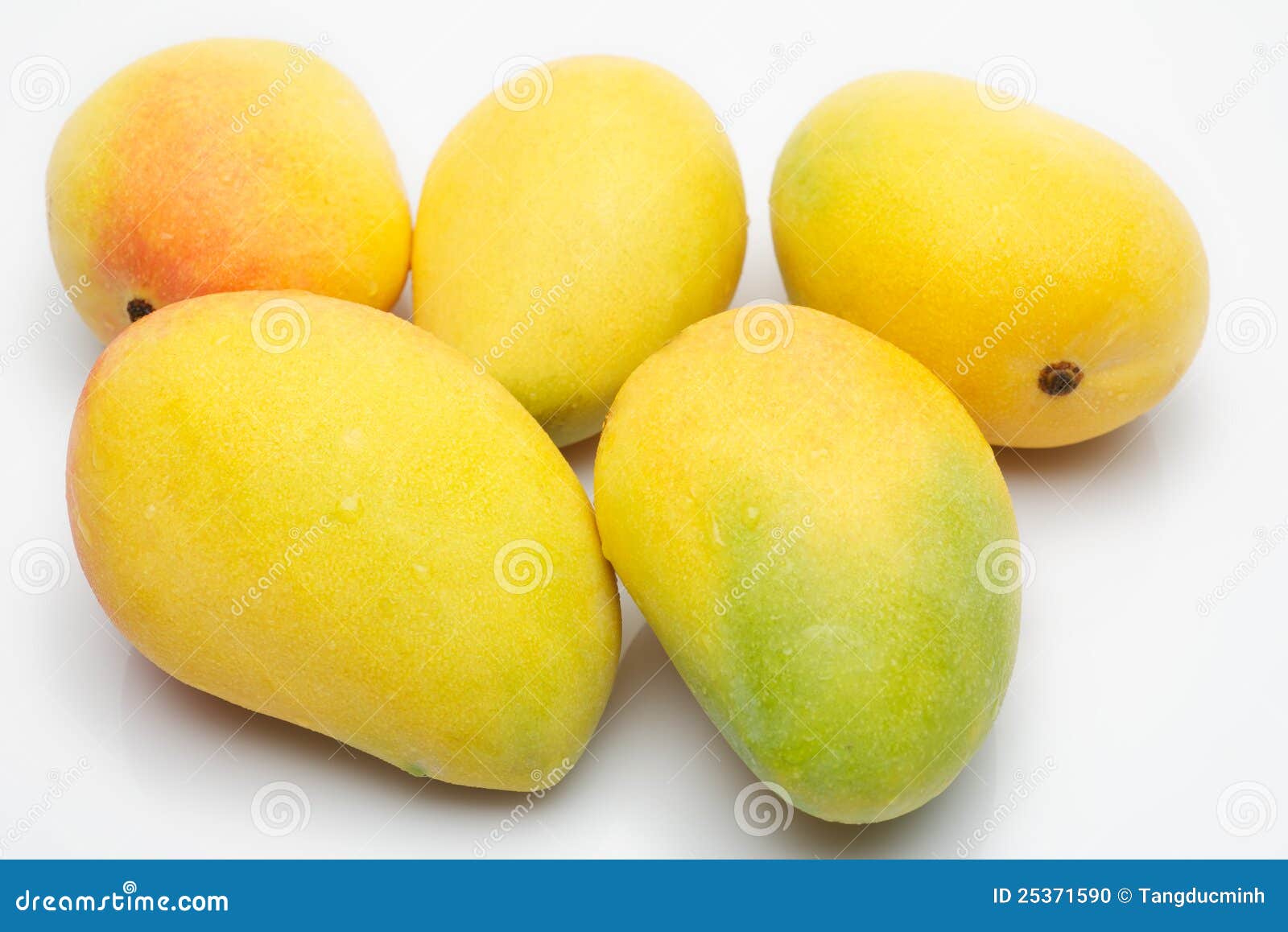 Mangos amarillos foto de archivo. Imagen de fresco, verde - 25371590