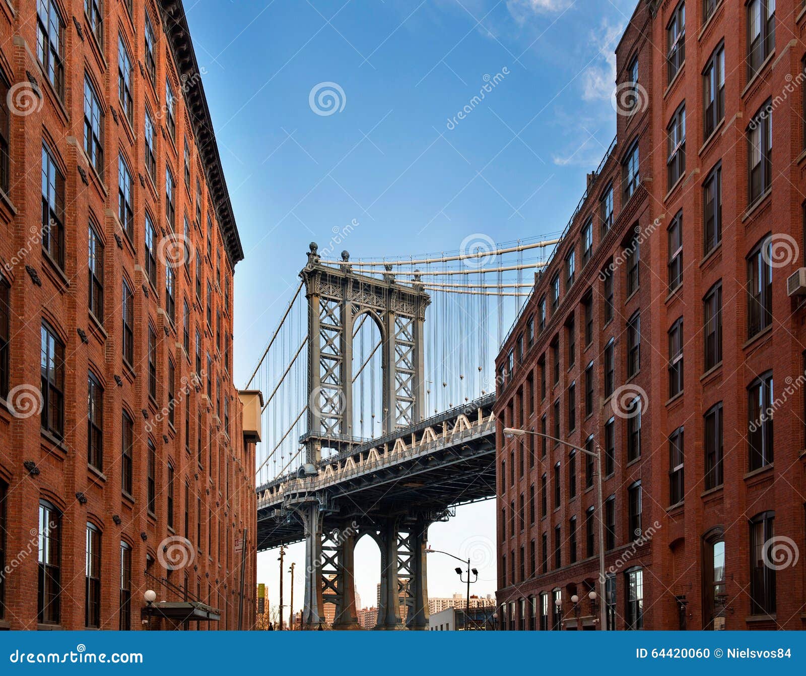 Manhattan Bridge from an Alley Stock Photo - Image of dumbo, steel ...