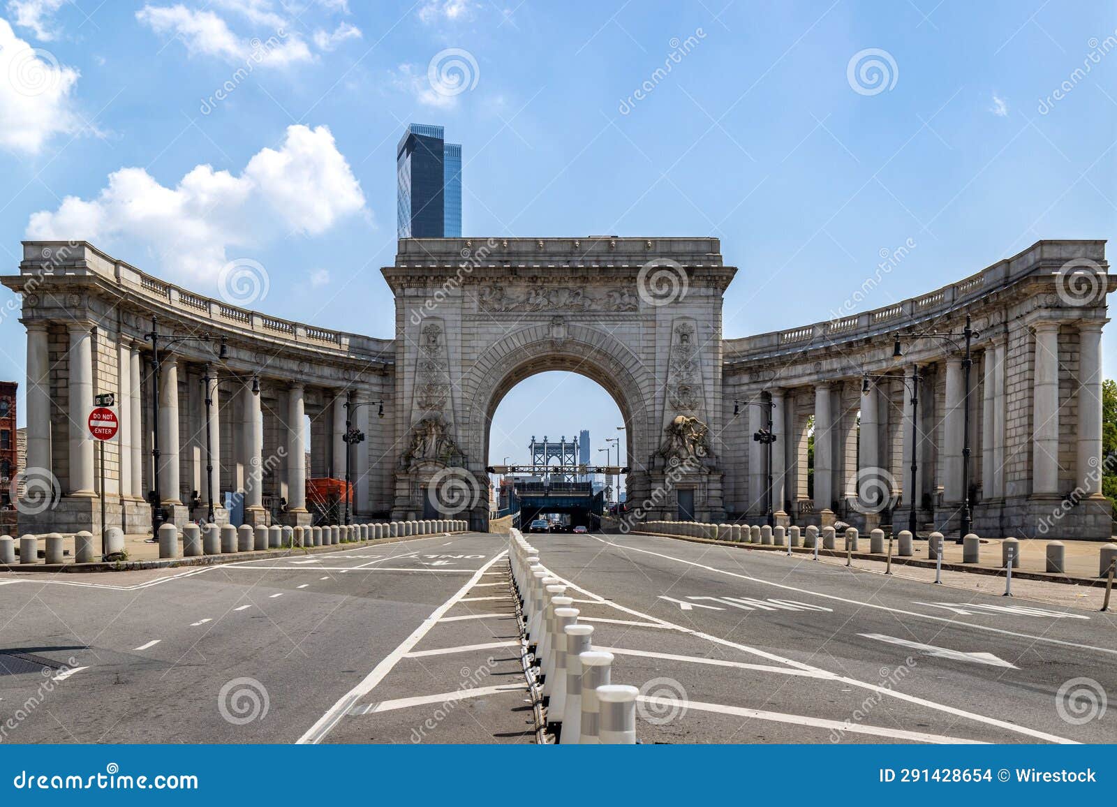 Manhattan Bridge Arch and Colonnade at the End of the Manhattan Bridge ...