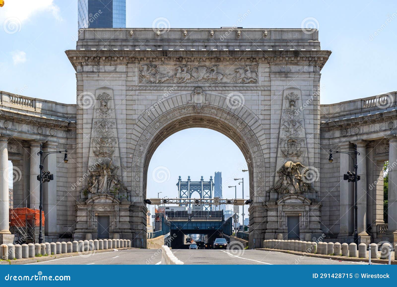 Manhattan Bridge Arch and Colonnade at the End of the Manhattan Bridge ...