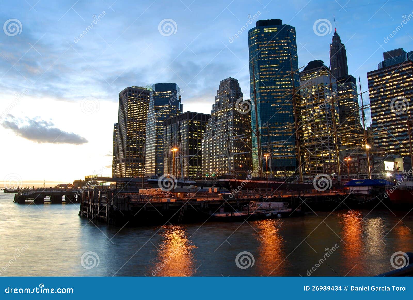 Manhattan at dusk. editorial stock image. Image of life - 26989434