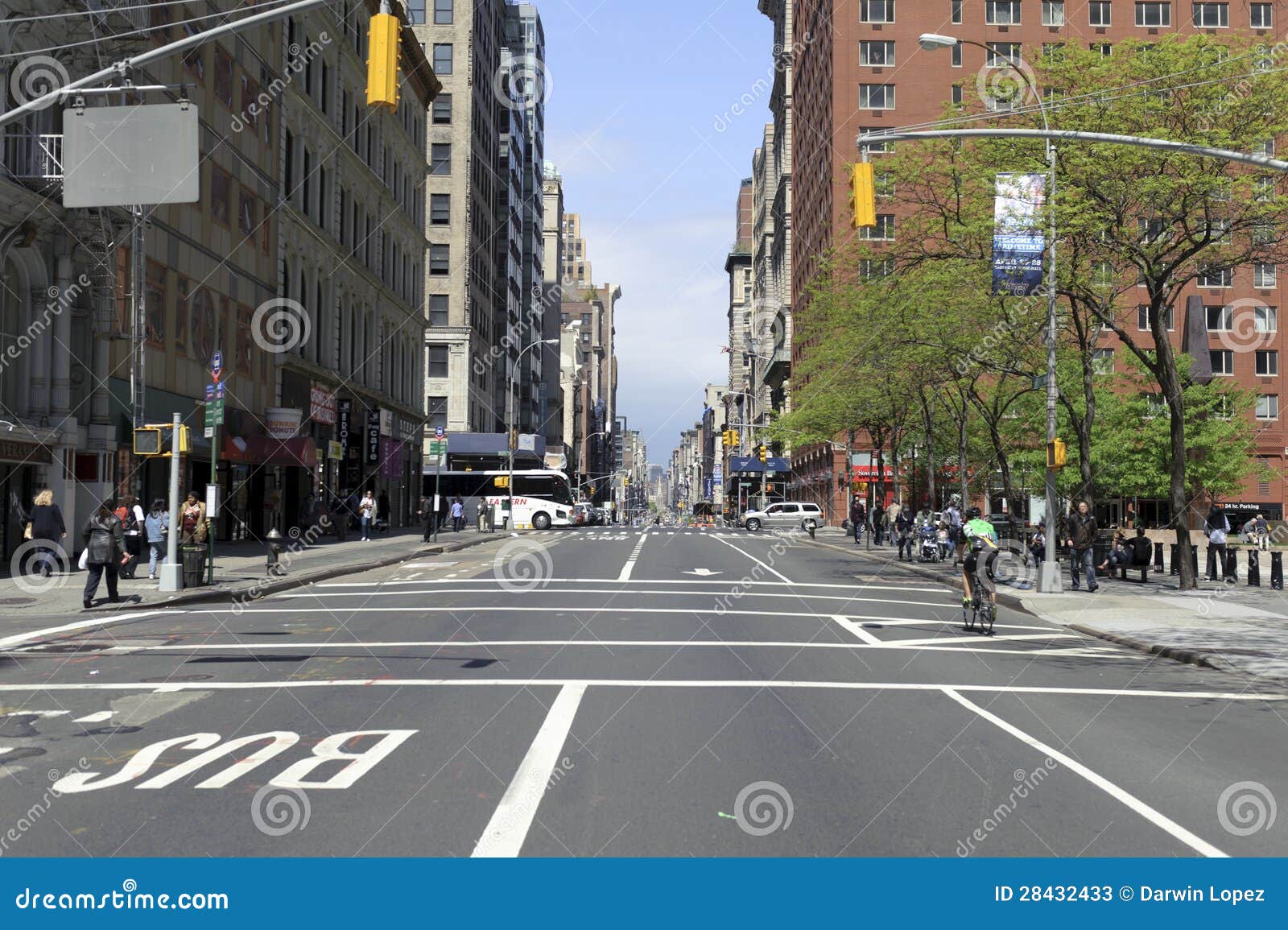 Manhattan street editorial stock photo. Image of lane - 28432433