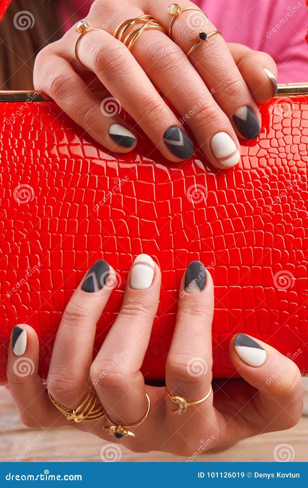 Mani Ben Curato Che Tengono Borsa Rossa Immagine Stock - Immagine di ...