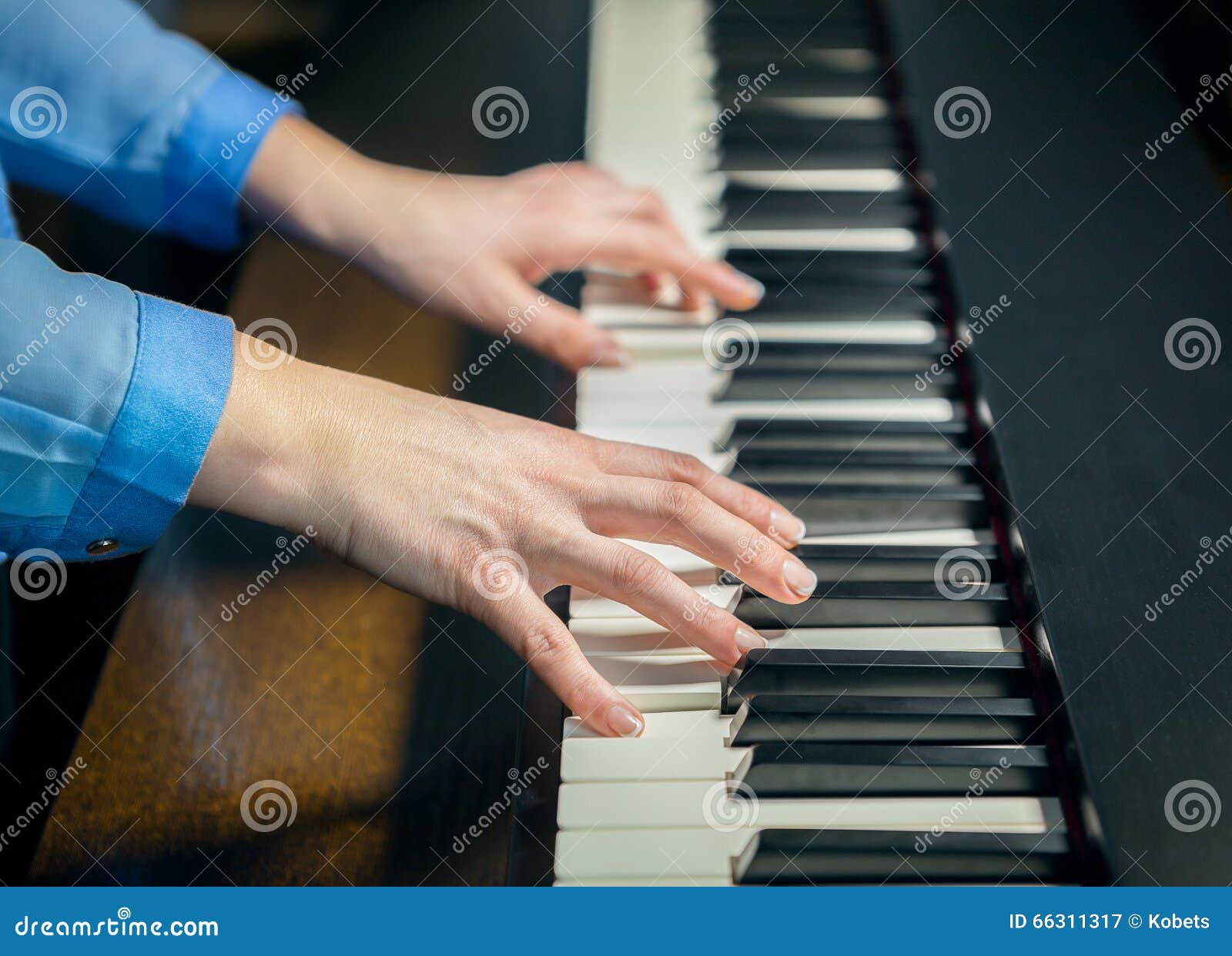 Mani che giocano il piano immagine stock. Immagine di musicale - 66311317