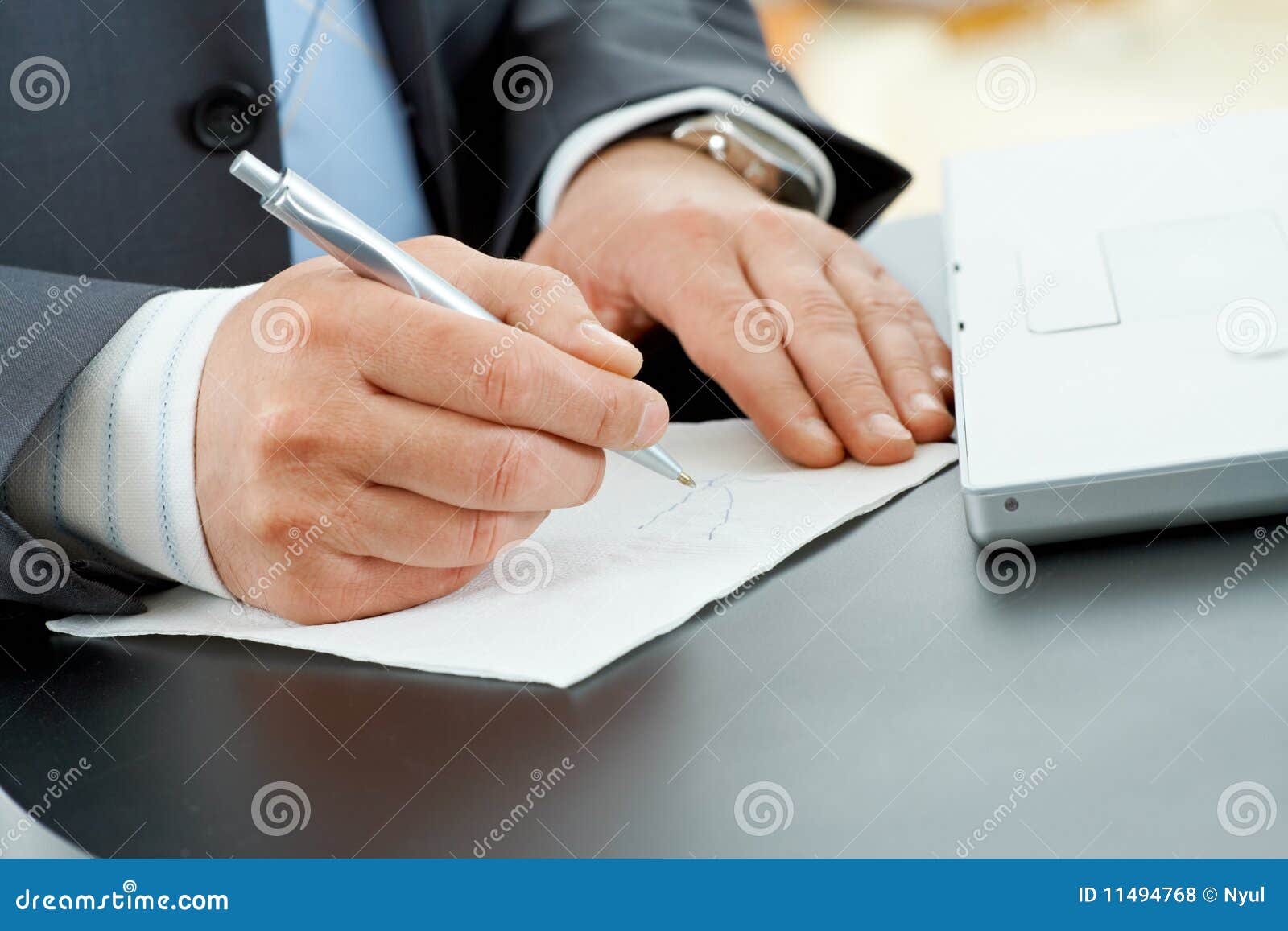 Mani che scrivono le note fotografia stock. Immagine di sfondo - 11494768