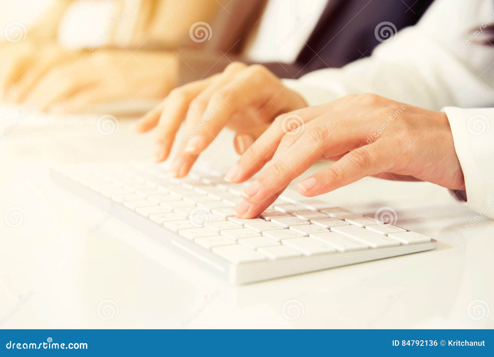 Mani Che Scrivono Sulle Tastiere Di Computer Fotografia Stock ...