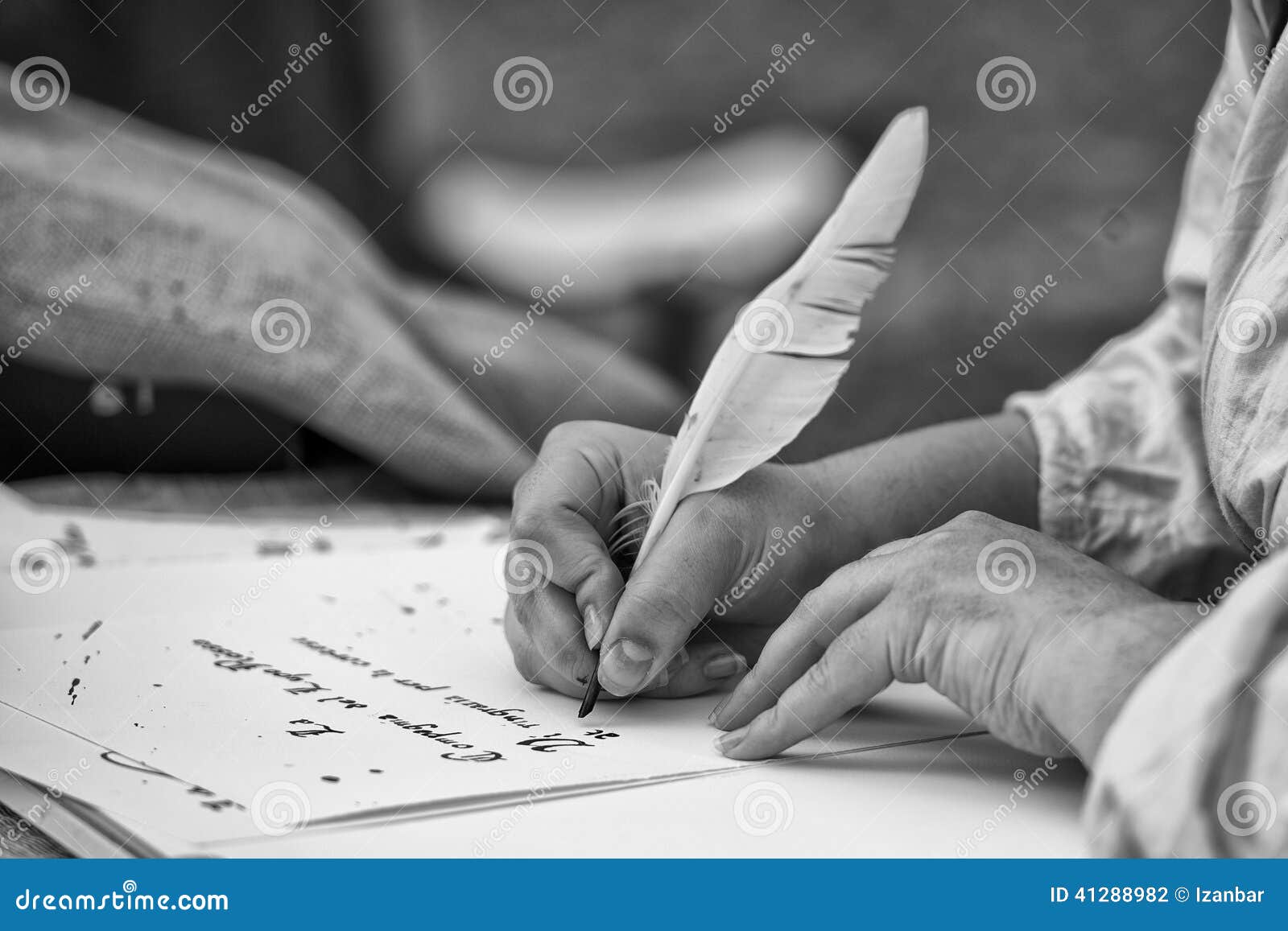 Mani Che Scrivono Una Lettera Con Una Piuma Fotografia Stock - Immagine ...