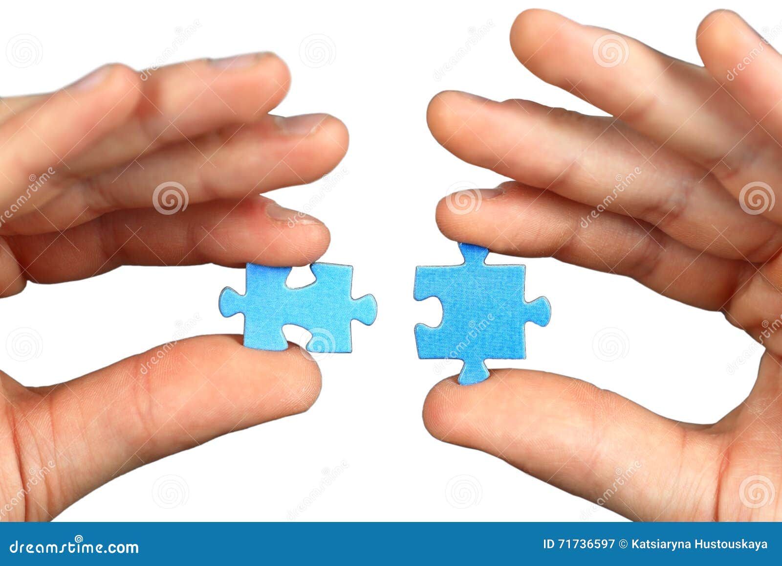 Mani con due puzzle immagine stock. Immagine di problema - 71736597