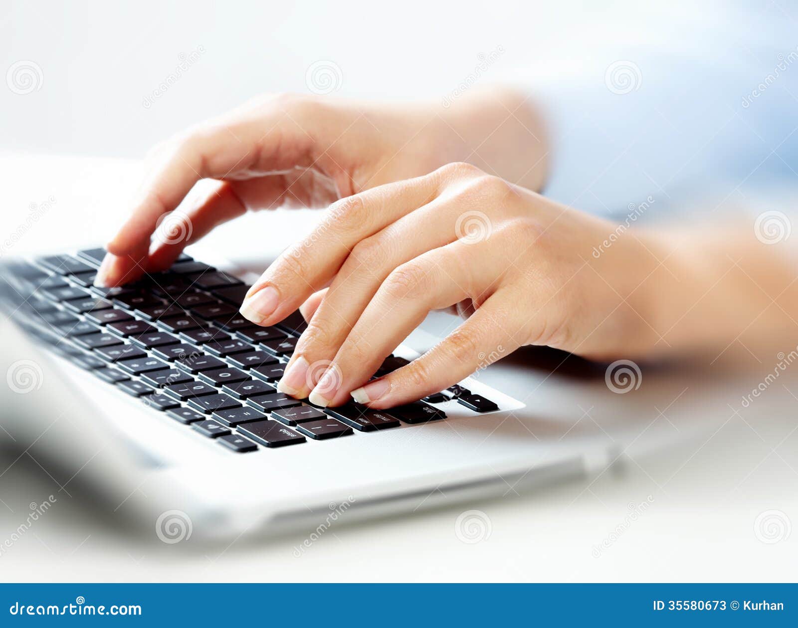 Mani Con La Tastiera Di Computer Portatile. Immagine Stock - Immagine ...
