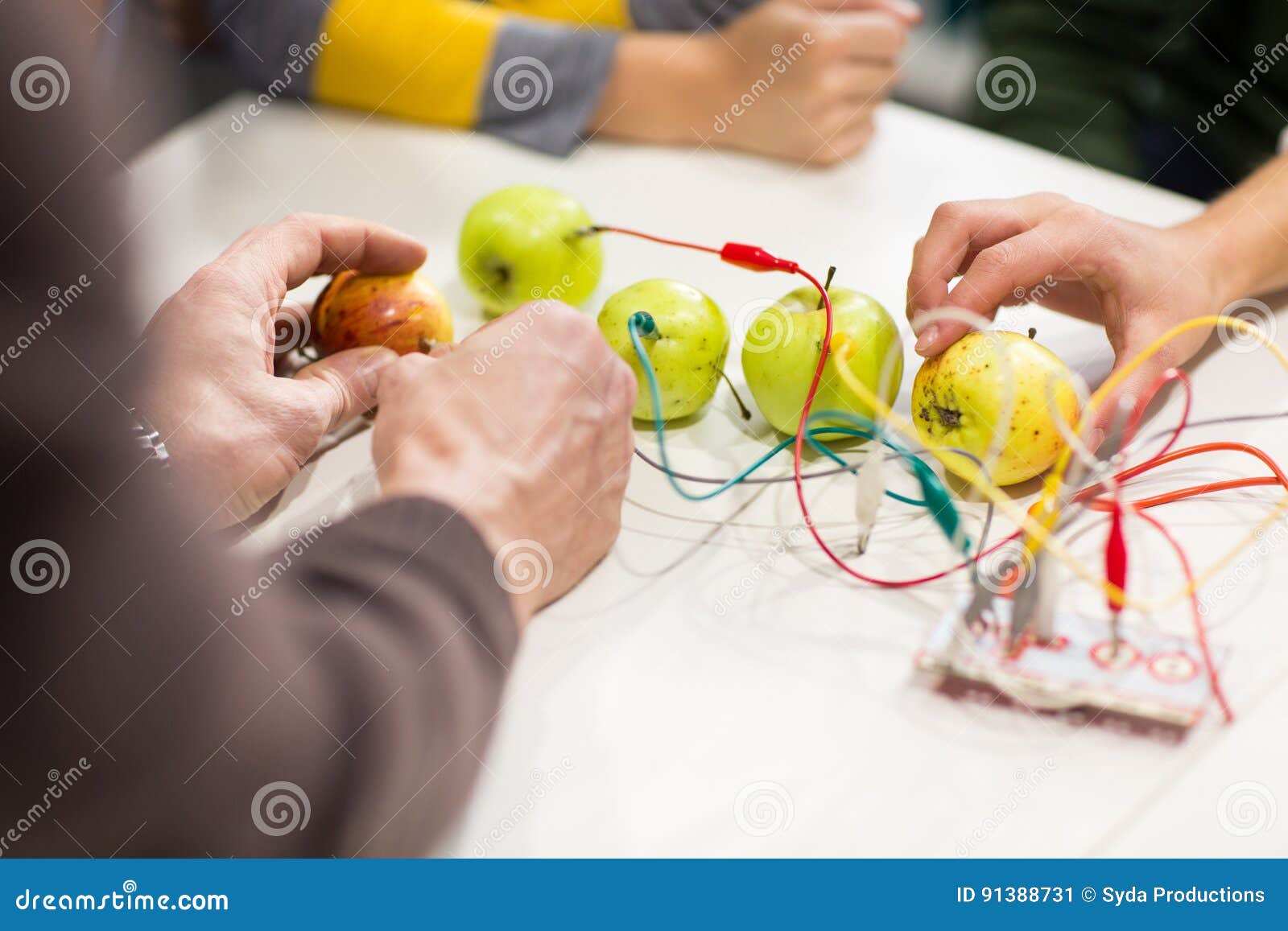Mani Dei Bambini Con Il Corredo Di Invenzione Alla Scuola Di Robotica ... Mani Dei Bambini Con Il Corredo Di Invenzione Alla Scuola Di Robotica ...