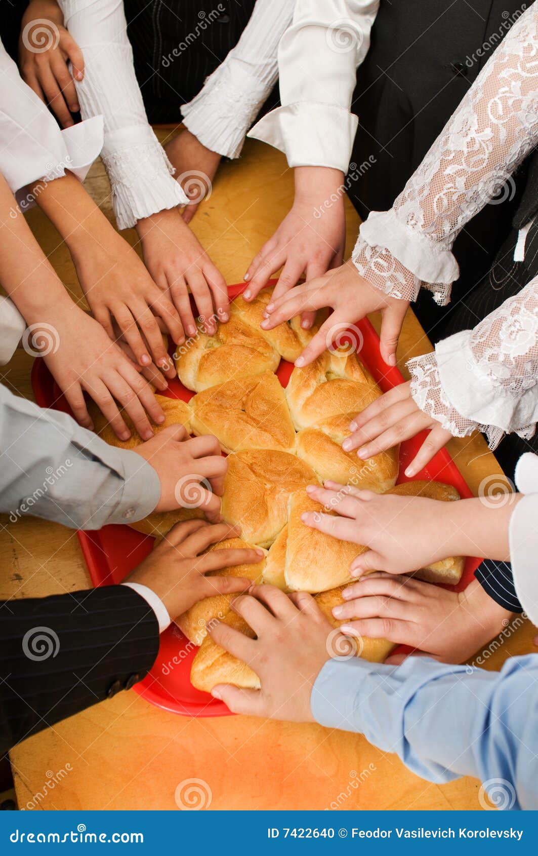 Mani Dei Bambini E Del Pane. Fotografia Stock - Immagine di cambiamento ...