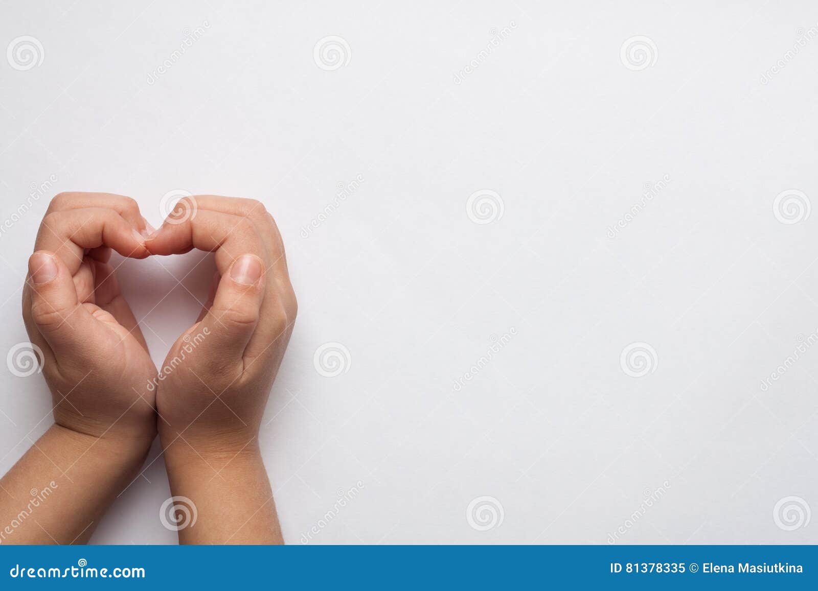 Mani Dei Bambini Nella Forma Di Cuore Immagine Stock - Immagine di ...