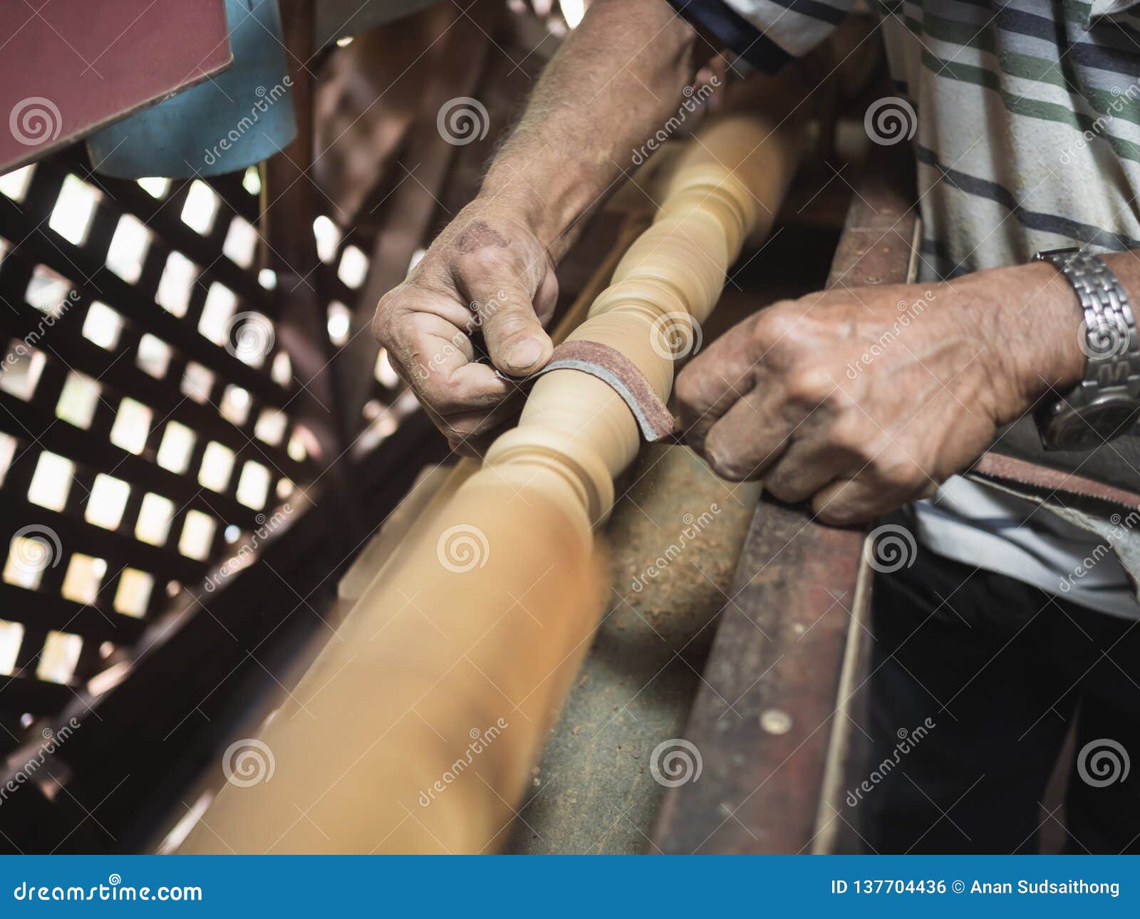 Mani Del Legno Di Giro Del Carpentiere Sul Tornio Fotografia Stock ... Mani Del Legno Di Giro Del Carpentiere Sul Tornio Fotografia Stock ...