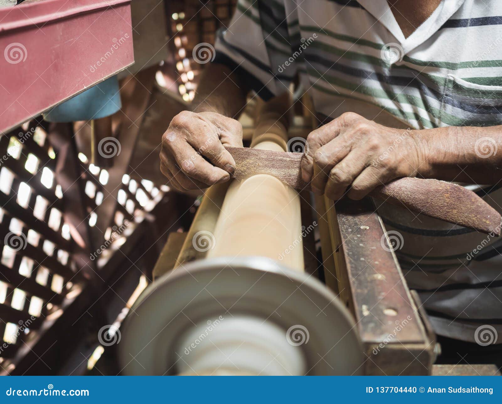 Mani Del Legno Di Giro Del Carpentiere Sul Tornio Fotografia Stock ... Mani Del Legno Di Giro Del Carpentiere Sul Tornio Fotografia Stock ...