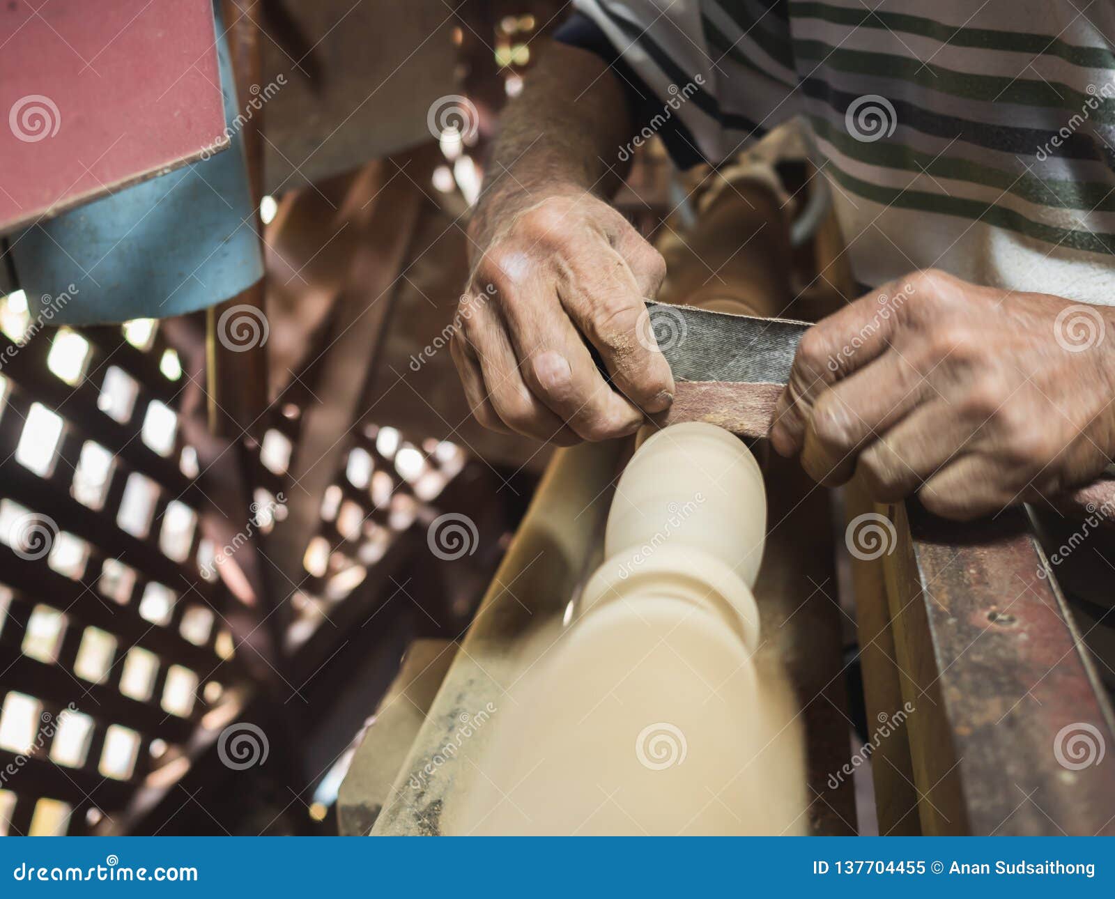 Mani Del Legno Di Giro Del Carpentiere Sul Tornio Immagine Stock ... Mani Del Legno Di Giro Del Carpentiere Sul Tornio Immagine Stock ...