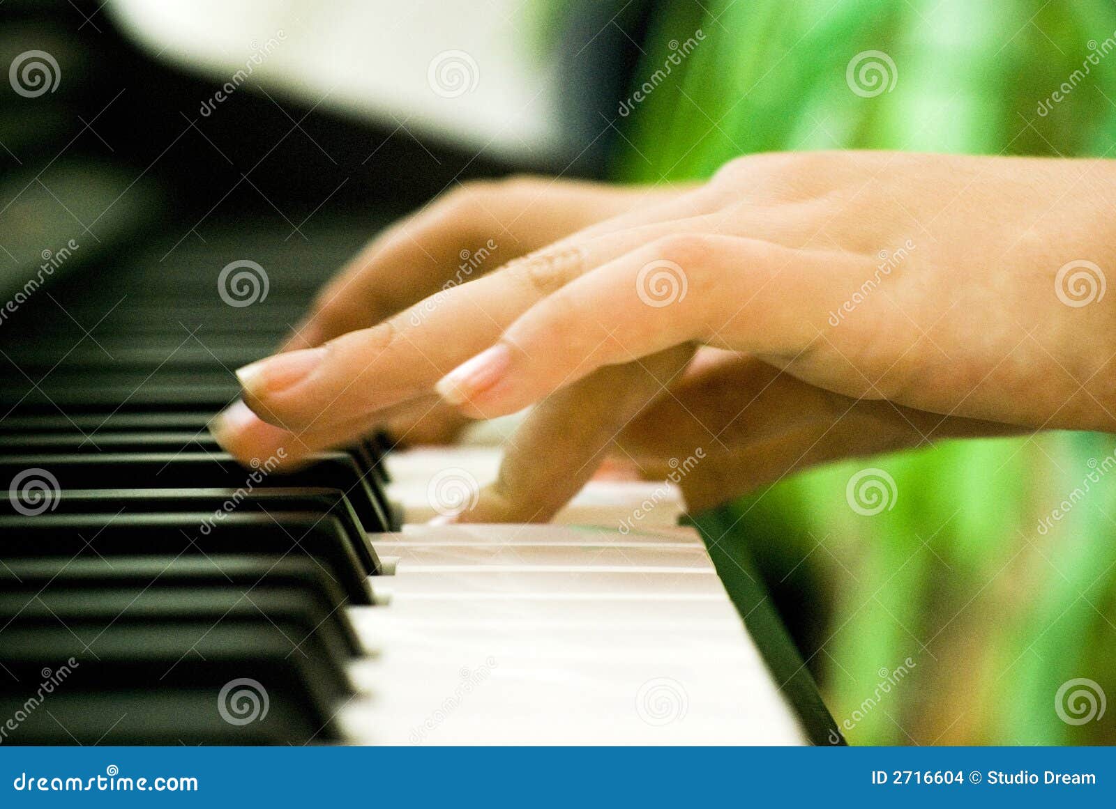 Mani del piano fotografia stock. Immagine di musicale - 2716604