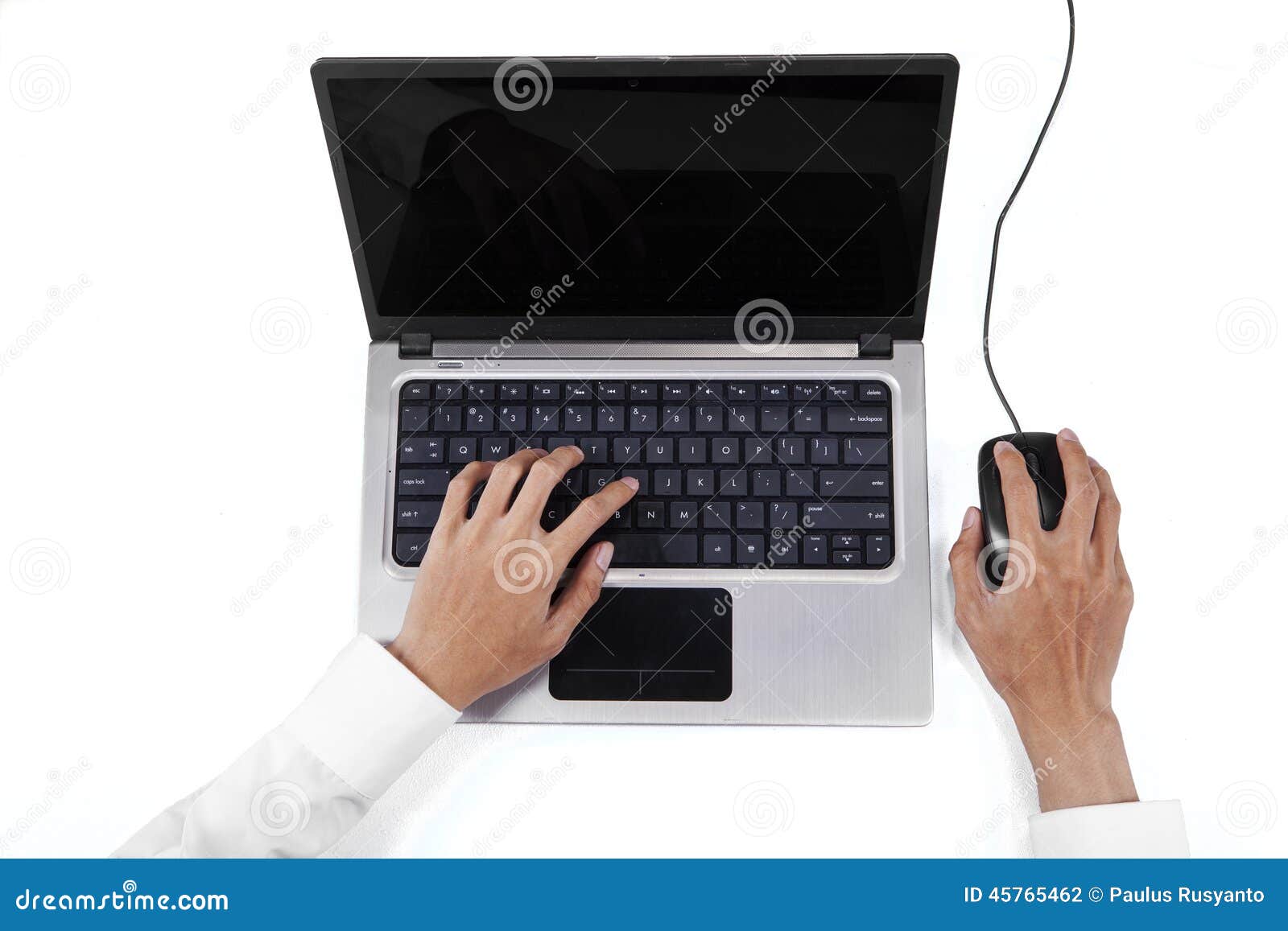 Mani Dell'uomo D'affari Che Scrivono Sul Computer Portatile Fotografia ...