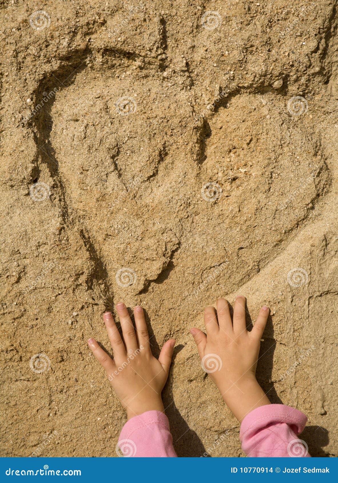 Mani Della Bambina E Del Cuore Fotografia Stock - Immagine di gioco ...