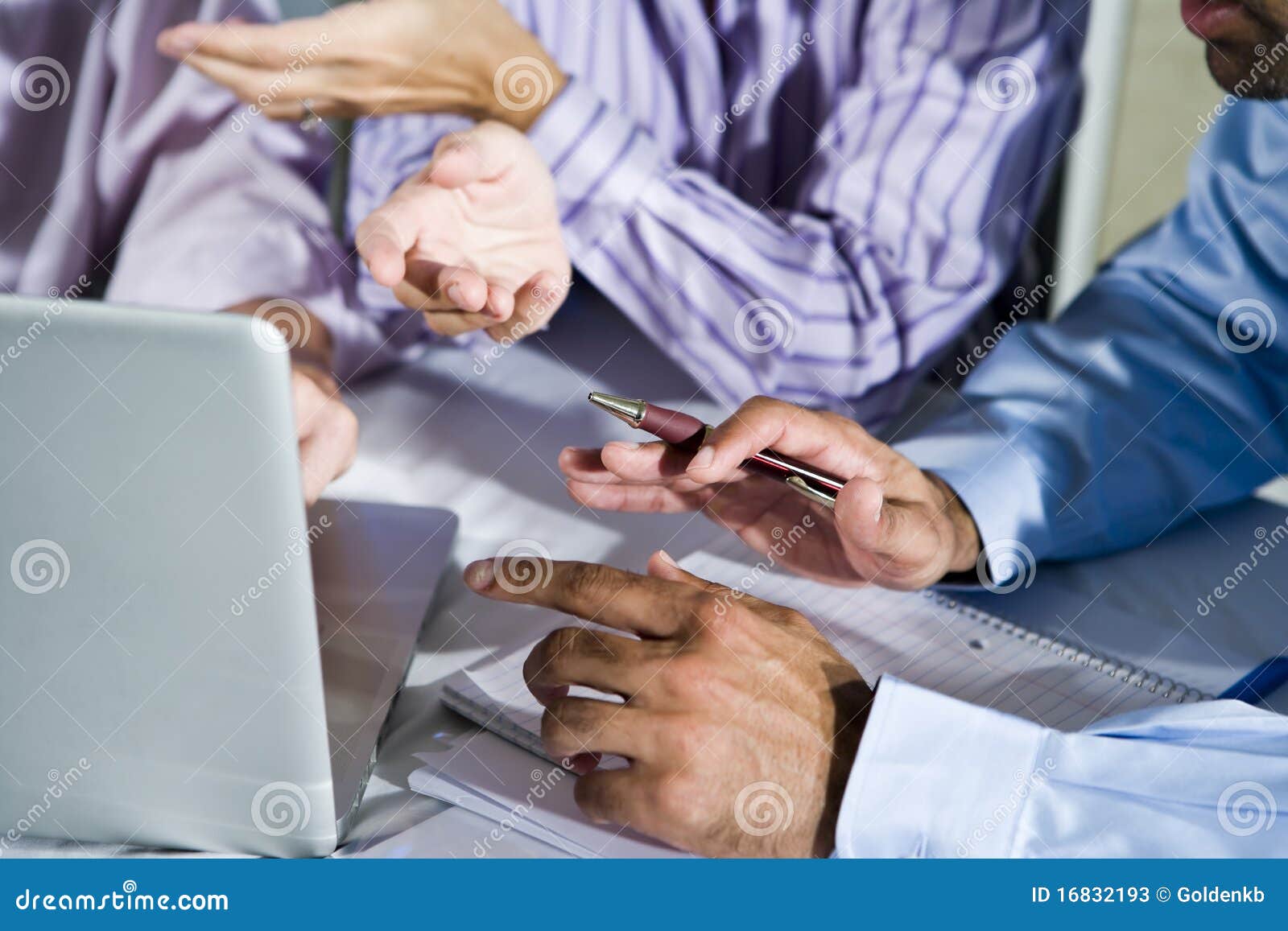 Mani Di Di Impiegato Che Lavorano Al Computer Portatile Immagine Stock ...