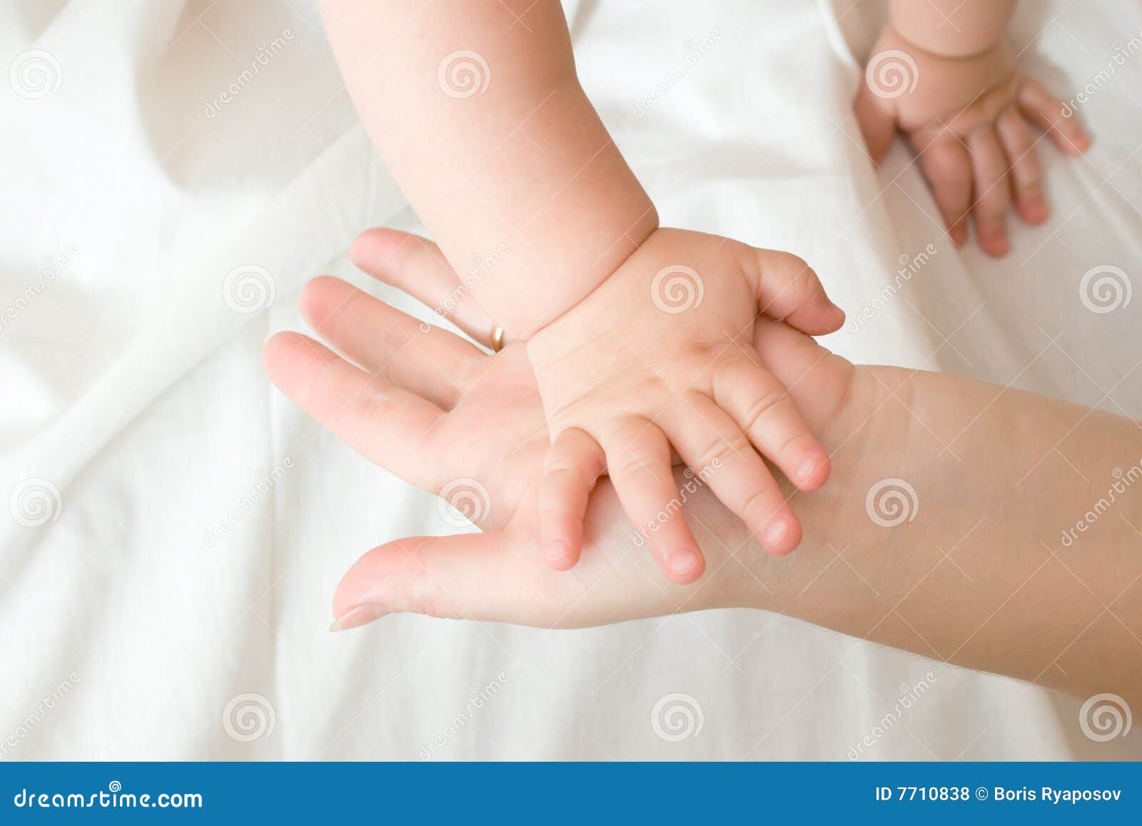 Mani Di Piccoli Bambino E Madre Fotografia Stock - Immagine di prole ...