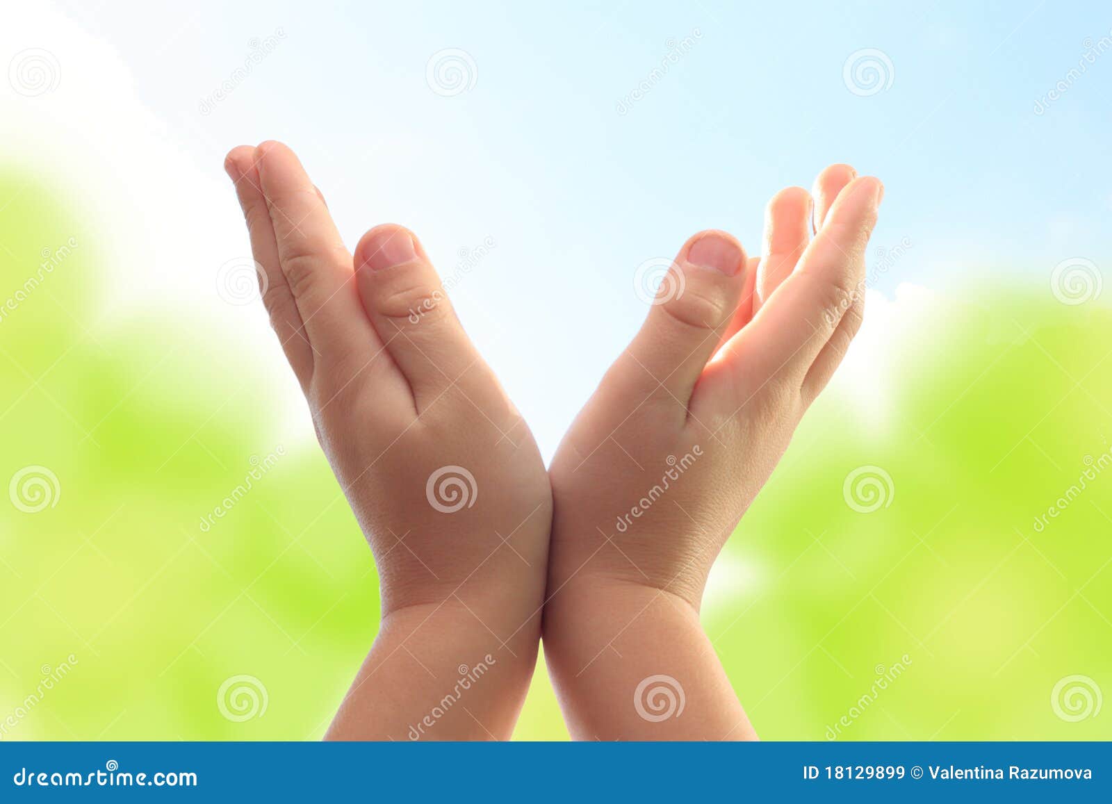 Mani di un bambino immagine stock. Immagine di mano, brillantemente ...