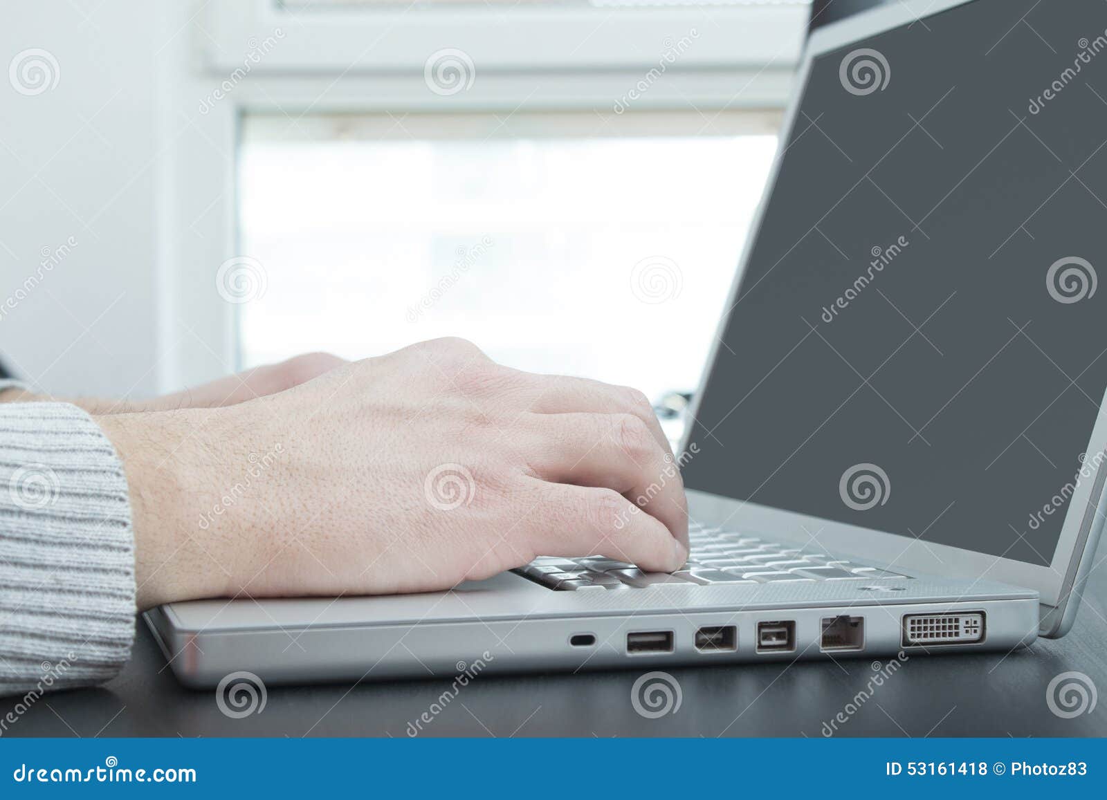 Mani e computer portatile fotografia stock. Immagine di commercio ...