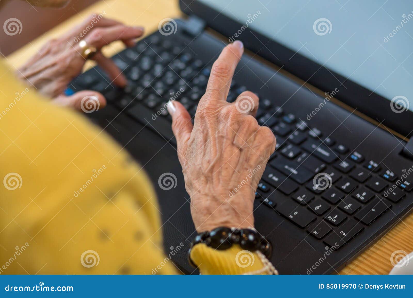 Mani E Computer Portatile Anziani Del ` S Della Donna Fotografia Stock ...