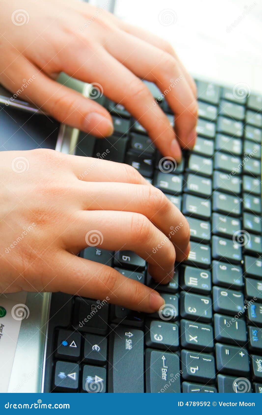 Mani E Computer Portatile Umani Fotografia Stock - Immagine di barretta ...