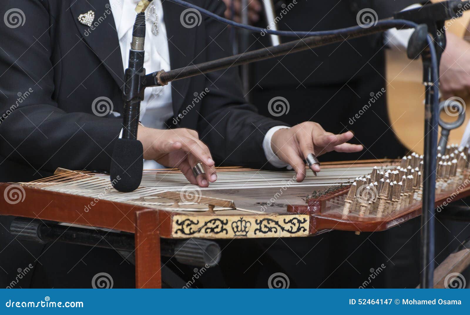 Mani E Strumento Musicale Arabo Di Qanon Immagine Stock - Immagine di ...