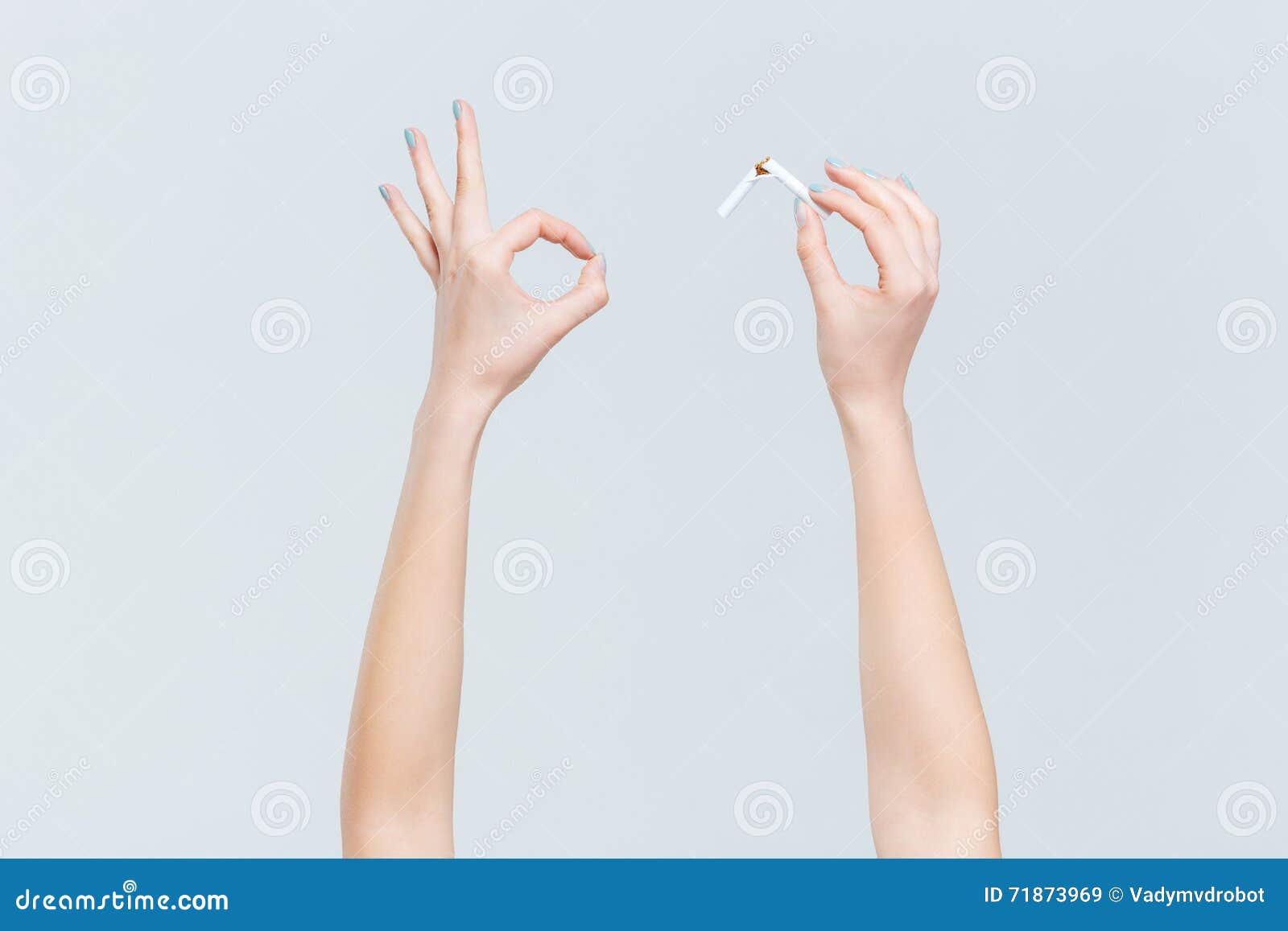 Mani Femminili Che Tengono Sigaretta Tagliata E Che Mostrano Segno ... Mani Femminili Che Tengono Sigaretta Tagliata E Che Mostrano Segno ...