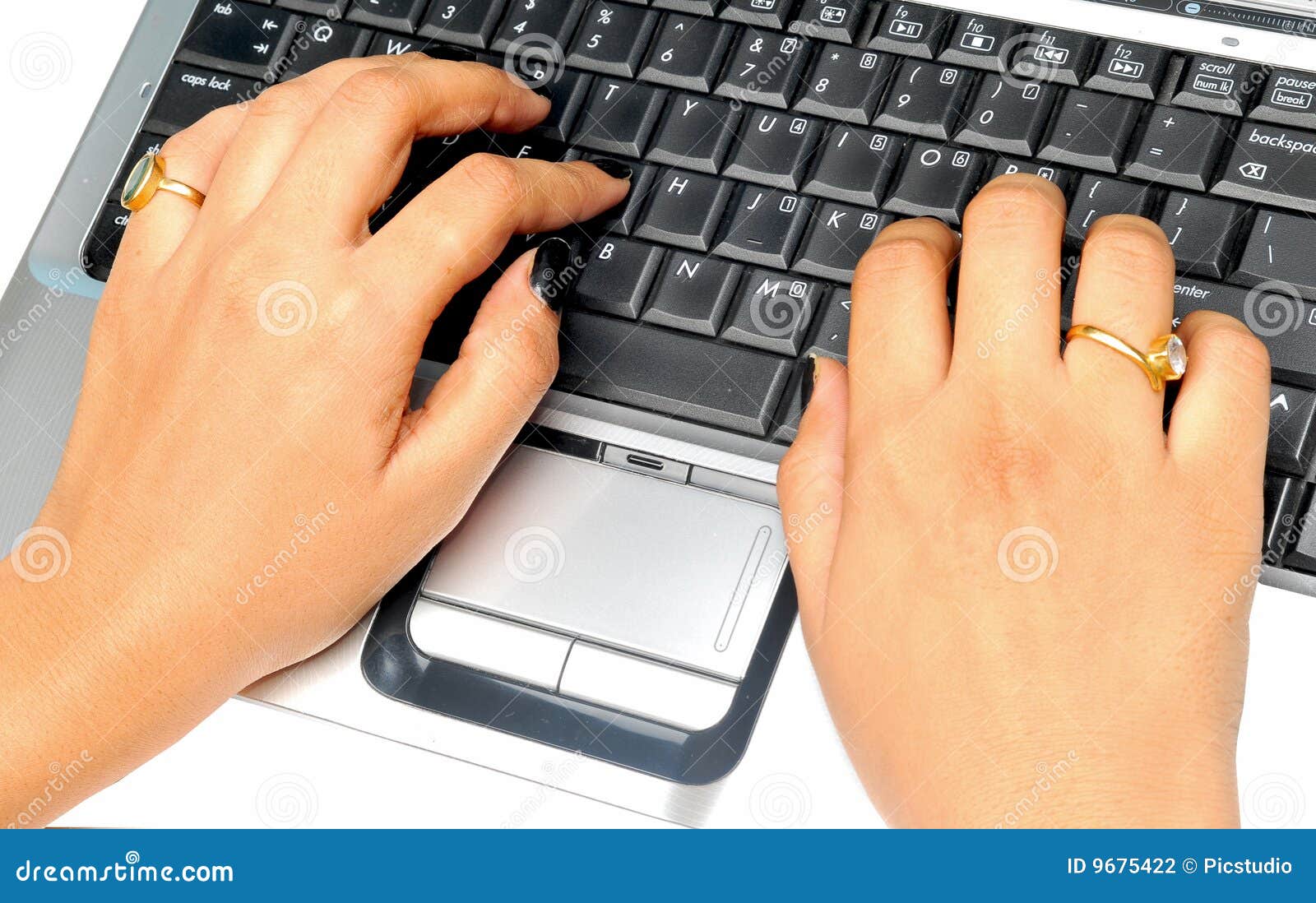 Mani Femminili Sul Computer Portatile Fotografia Stock - Immagine di ...