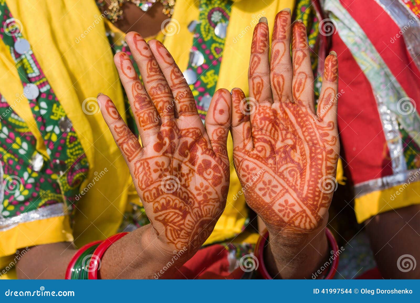 Mani Indiane Meravigliosamente Decorate Fotografia Stock - Immagine di ...