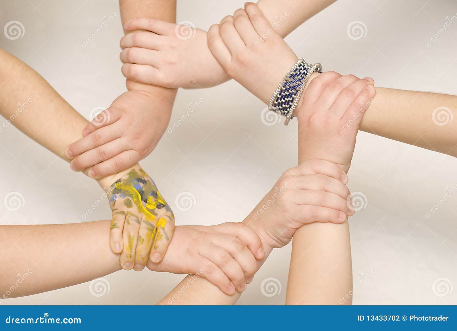 Mani Intrecciate Dei Bambini Fotografia Stock - Immagine di squadra ...