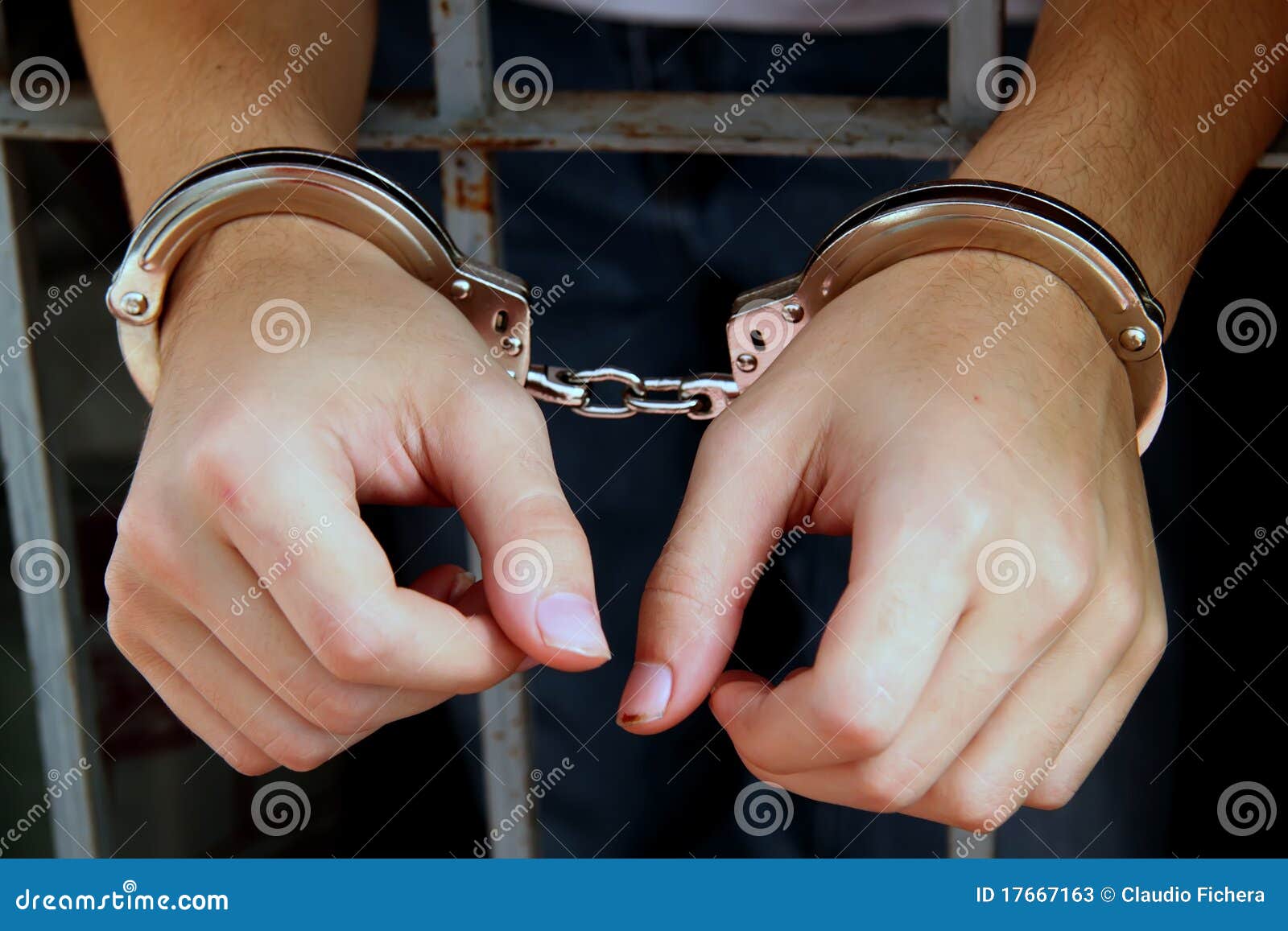 Mani legate con le manette immagine stock. Immagine di ammanettato ...